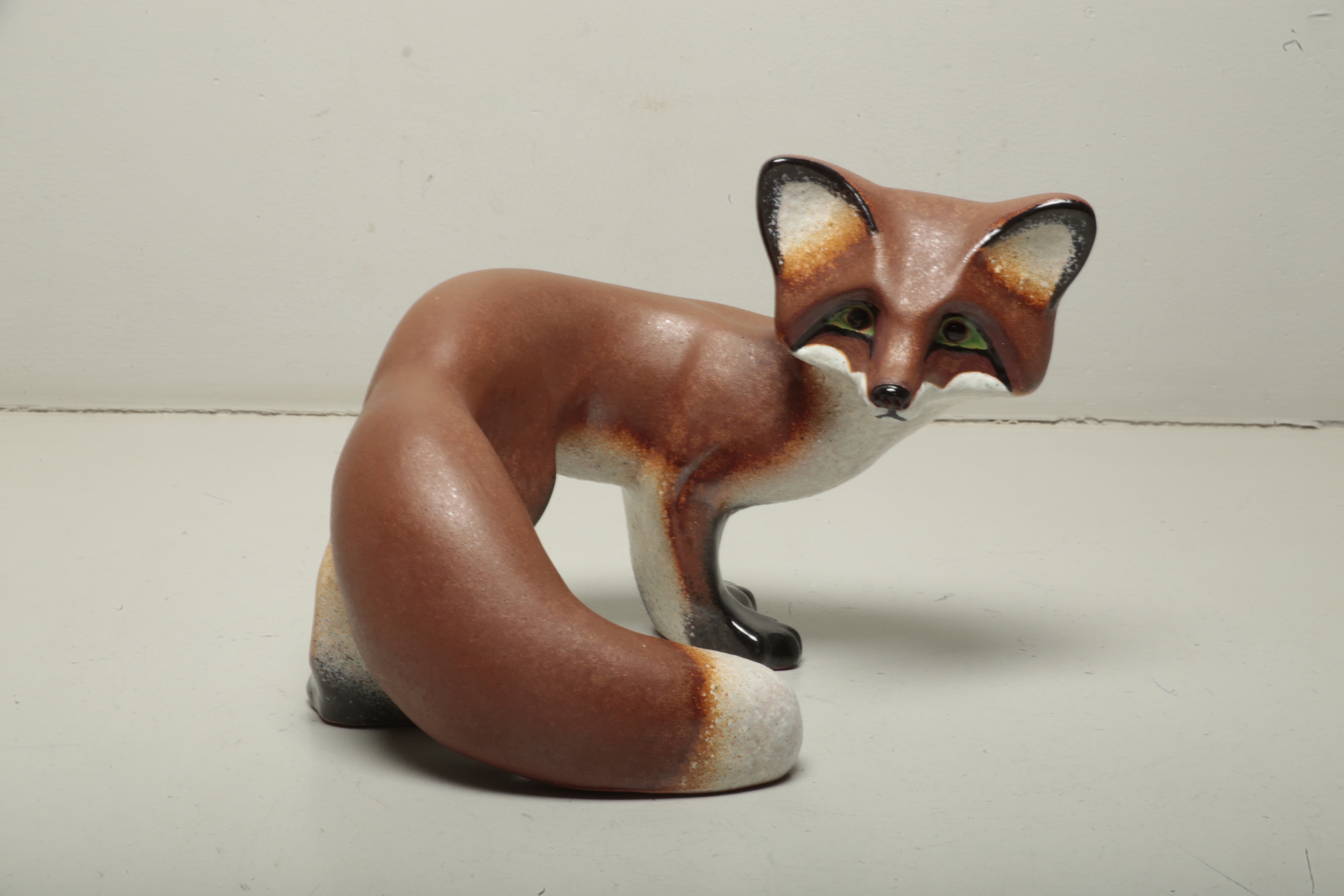 Thomas Hellström Nittsjö keramik "Räv" signerad THO | Auktion